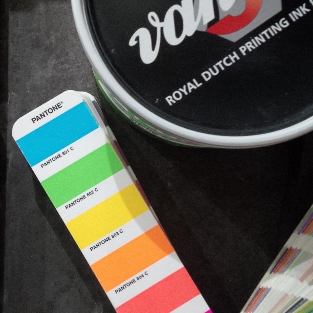 Verde Fluo Pantone 802, una de las tintas que forman la paleta de ...